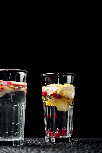 키위 사과 라벤더 생강 레몬 검은 배경에 민트와 함께 물을 주입 해독의 다양한 상쾌한 여름 수제 칵테일 다이어트 건강한 음료 공간을 복사합니다 0명에 대한 스톡 사진 및