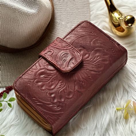 Embossed Flower Leather Wallet Sustainable Womens Zipper Wallet