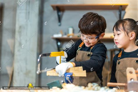 快乐的小朋友做木工 摄影素材 汇图网www huitu