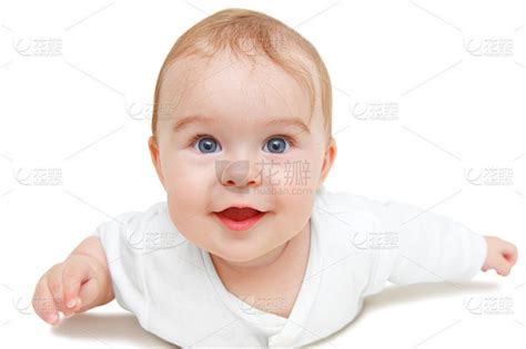 在白色背景上爬行的婴儿