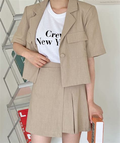 리리앤코 크롭 기장의 자켓과 언발 포인트를 준 밴딩 스커트로 따로 또는 같이 착용하여도 너무 좋은