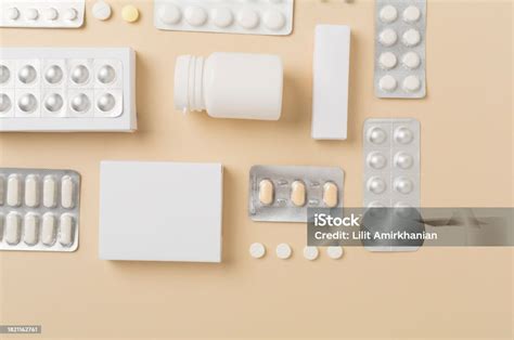 물집 포장 및 상자 및 색깔 배경에 있는 다른 알약으로 편평한 놓으십시오 0명에 대한 스톡 사진 및 기타 이미지 0명 1위 개념 Istock
