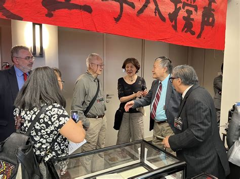 北京侃爷 On Twitter 64纪念馆开幕式， 右起第一人陈破空， 右起第二人宋书元， 第三人眼熟，忘记了， 第四人李林，照片中还出现