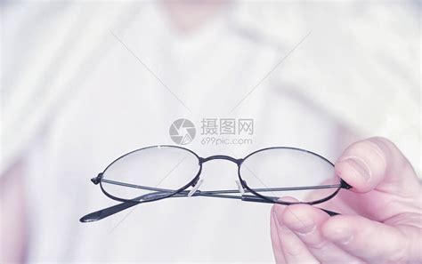 视力不佳的概念手持隐形眼镜和眼镜广告眼镜高清图片下载 正版图片504416071 摄图网