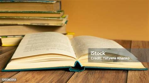 노란색 페이지가 있는 오래된 책더미입니다 책 바인딩 지식과 교육 갈색에 대한 스톡 사진 및 기타 이미지 갈색 개체 그룹 고대의 Istock