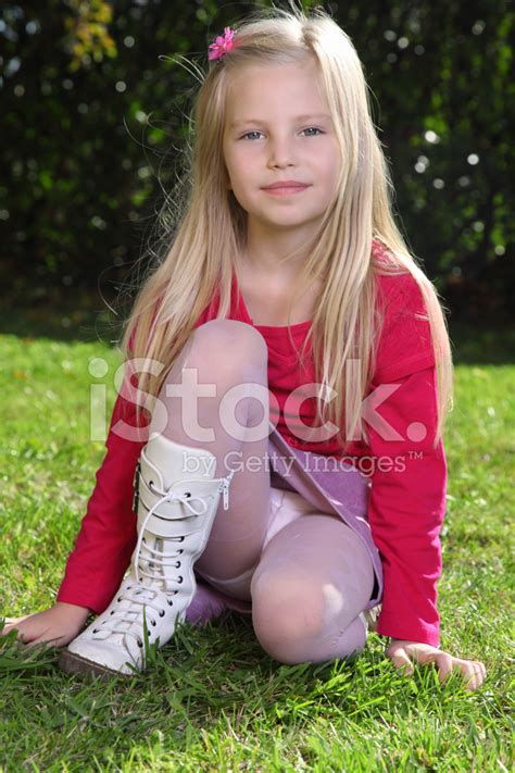 Foto De Stock De Retrato De La Muchacha Pequeña Hermosa Imágenes