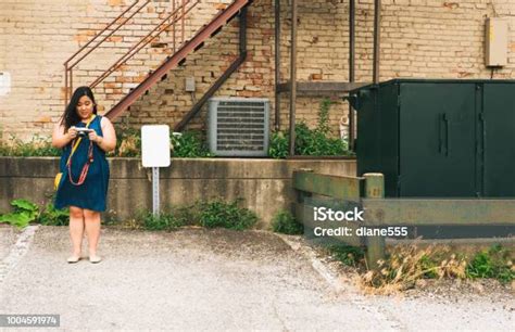 레트로 카메라와 함께 사진을 찍고 오래 된 골목에 서 있는 여자 30 39세에 대한 스톡 사진 및 기타 이미지 30 39세 가방 강철 Istock