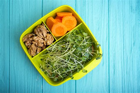 학생 들을 위한 건강 간식 연구와 건강 한 식사 건강 한 음식이 있는 도시락 상자당근 견과류 콩나물 N 건강한 식생활에 대한