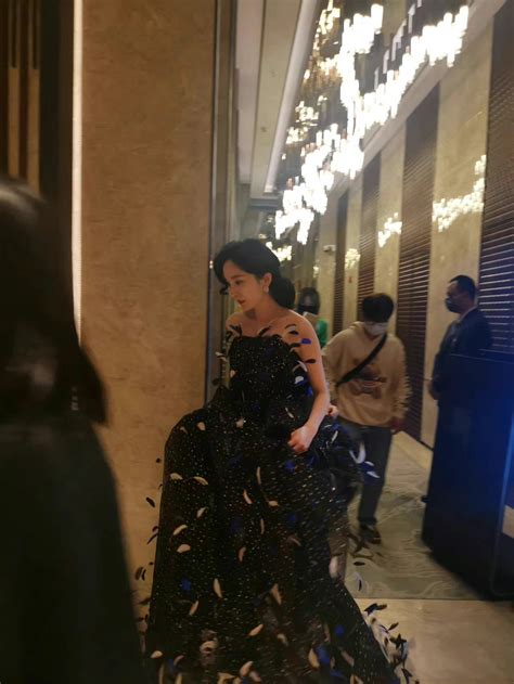 路人镜头下的杨幂，身材脸蛋都好绝啊