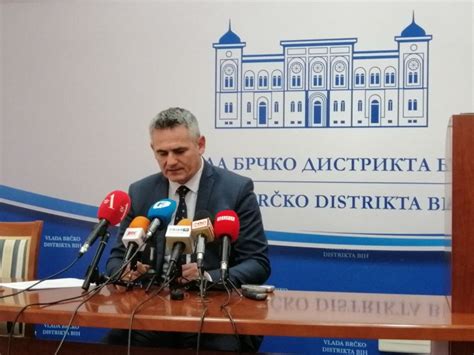 Milić Besmisleno Je To što U Državnoj Službi Mogu Da Rade Osobe