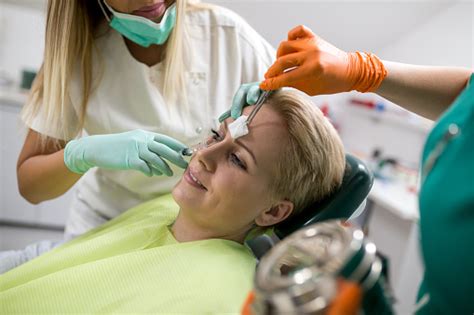 의사가 주사기 들고 그리고 주입을 위해 준비 하 고 여성 의사 지주 주사기 주입 간호사 또는 주입 Needlevintage를 들고 여성 의사와 색상 선택적 초점 의료 개념