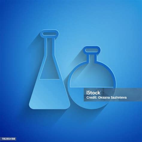 종이 절단 테스트 튜브 및 플라스크 화학 실험실 테스트 아이콘파란색 배경에 격리 실험실 유리 표지판 종이 아트 스타일입니다 벡터 일러스트레이션 개발에 대한 스톡 벡터 아트