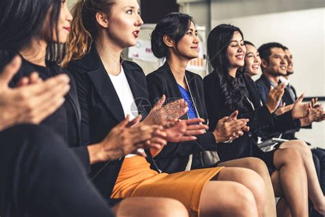 专业的年轻亚洲和高加索观众在办公室合作伙伴的小组会议演示中鼓掌庆祝巨大成功就的高清图片下载 正版图片506172060 摄图网