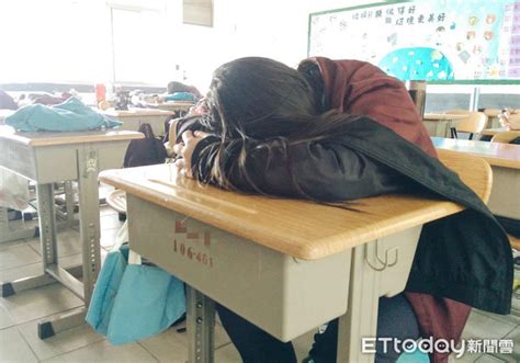 午休都趴睡？專家曝「台灣小孩真耐操」網無奈：不趴還會被罵 Ettoday健康雲 Ettoday新聞雲