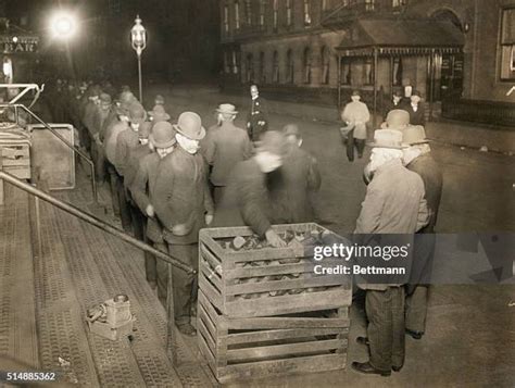 Great Depression Lines Photos And Premium High Res Pictures Getty Images