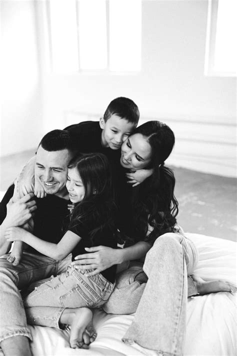 Семейная фотосессия в студии Семейные фотосессии Фотосессия Фотография семейного портрета