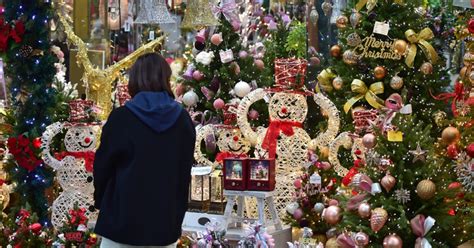 눈길 끄는 크리스마스트리와 용품