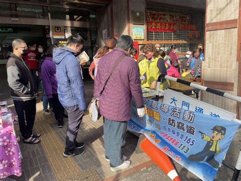 2023新春揮毫贈春聯 東勢警舉辦犯罪預防宣導
