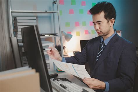 방에서 일하는 아시아 남성 사업가 신생 기업 직원들은 야간 초과 근무 바쁜 일 열심히 사무실에서 일하고 있습니다 초과 근무 개념입니다 30 34세에 대한 스톡 사진 및 기타