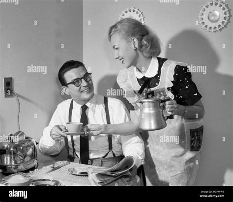 Années 50 Couple At Breakfast Table Man Reading Newspaper Smiling At