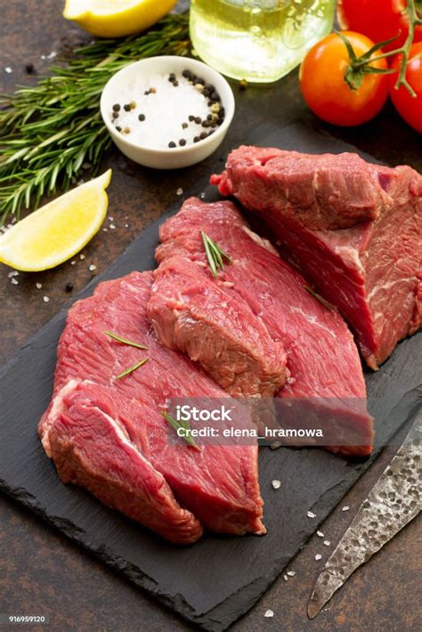 신선한 고기입니다 슬레이트 절단 보드 레몬 토마토 향신료 돌 테이블에 신선한 로즈마리에 스테이크 쇠고기 치즈 0명에 대한 스톡 사진 및 기타 이미지 Istock