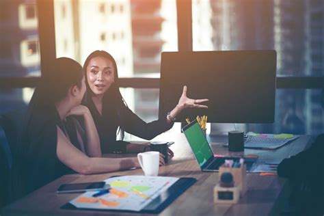 비공식적 인 사내 비즈니스 회의를 선도 하는 성공적인 팀 리더 및 비즈니스 소유자 전경 및 유리 반사에서 랩톱에서 작업 하는 비즈니스 사람들 비즈니스 및 기업가 정신 콘셉트