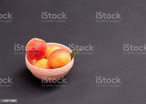 어두운 배경에 대한 그릇에 오렌지 살구 최소한의 음식 개념 공간을 복사합니다 0명에 대한 스톡 사진 및 기타 이미지 0명 개념 검은색 Istock