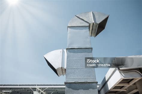 쇼핑몰 공기 환기 장비 및 흐르는 시스템의 지붕을 통해 공기 환기 연기 배기 가스에 대한 덕트 블로어 소모항공 흡입 공장 산업 건물에 대한 스톡 사진 및 기타 이미지