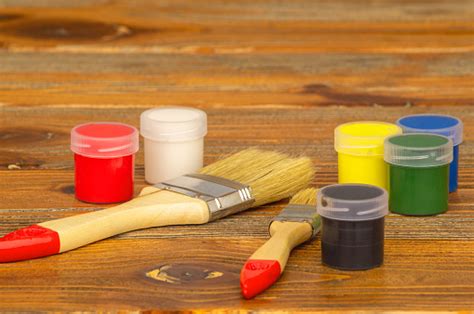 나무 테이블에 플라스틱 항아리와 브러시에 다양한 색상의 수채화 0명에 대한 스톡 사진 및 기타 이미지 0명 공예 교육 Istock