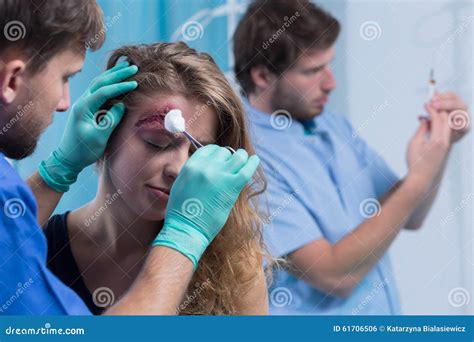 Vrouw En Dokters Bij Het Ziekenhuis Stock Foto Image Of Behandeling