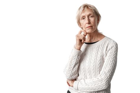 자유형 스웨터에 선임 여자 서 고립 된 에 흰색 찾고 카메라 펜 문제에 대한 스톡 사진 및 기타 이미지 문제 여자 중장년