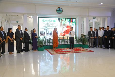 រដ្ឋមន្រ្តីក្រសួងបរិស្ថាន ប្រគេនកូនត្នោត ១៥០០ដើម ដល់ព្រះគ្រូ បណ្ឌិត គូ សុភាព