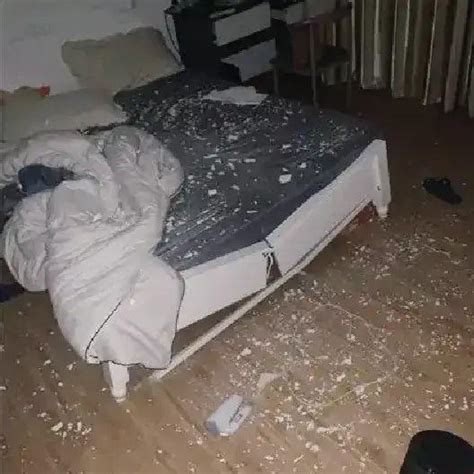 杭州男子，租房头一天入住，没想到一脚把楼板踩个大窟窿，掉到楼下女子床上，直接砸断床架 知乎