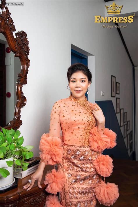 🌹🌹ကိုင်းအိတ်လေးနဲ့empress ယက္ကန်းချိတ် Empress Logo အသားတံဆိပ်ပါပြီးလုံချည်ဈေး 22000 တန်ပွဲတက်ခ