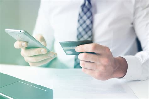 사업 신용 카드와 스마트폰 사용합니다 온라인 지불입니다 사무실 작업 개념입니다 전화를 닫습니다 휴대 전화입니다 온라인 쇼핑 빛 누출 남자에 대한 스톡 사진 및 기타 이미지