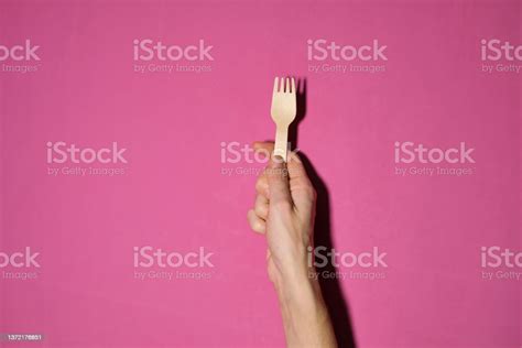 나무 숟가락 포크 종이 컵 회색 배경 천연 소재로 만든 일회용 식기 제로 폐기물 지속 가능한 라이프 스타일의 개념 친환경 일회용 식기 가방에 대한 스톡 사진 및 기타 이미지