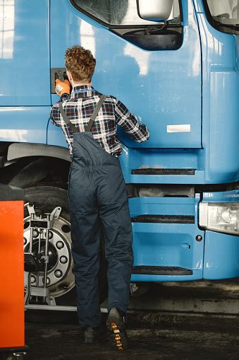 운전자는 차고에서 서비스 성을 위해 파란색 자동차를 확인합니다 교통수단에 대한 스톡 사진 및 기타 이미지 교통수단 기계