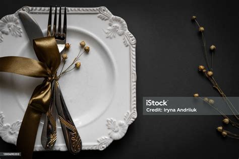 리본 접시 검은 색 배경에 칼붙이와 로맨틱 탭 설정 빈 접시 텍스트에 대한 모형 디자인 레이아웃입니다 로맨틱 한 개념을 사랑해요 공간을 복사합니다 맨 위 보기입니다 플랫