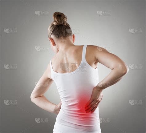 女人背痛身体受伤脊骨神经科矫正水平画幅脊柱关节炎疝骨质疏松症痛苦