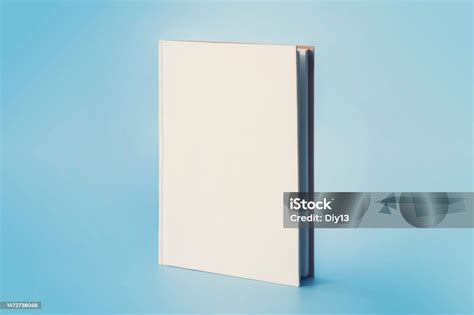 파란색 배경에 흰색 책입니다 디자인과 텍스트를 위한 표지의 빈 공간 가리기에 대한 스톡 사진 및 기타 이미지 가리기 억셈 책 Istock