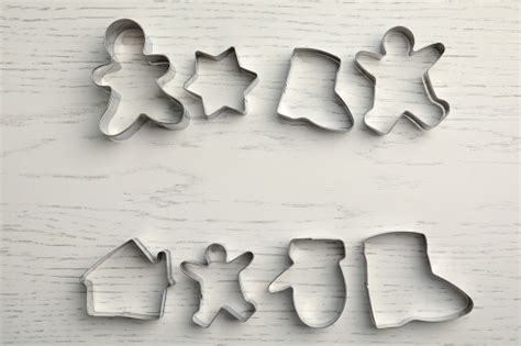 흰색 나무 테이블에 다른 쿠키 커터 평평한 누워 텍스트를 위한 공간 금속에 대한 스톡 사진 및 기타 이미지 금속 패스트리 커터 0명 Istock