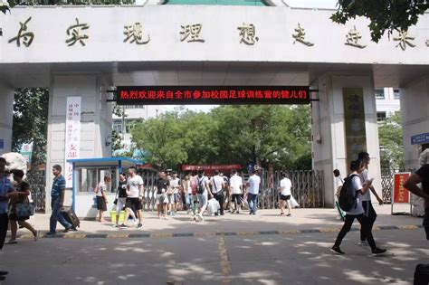 诸城一中国际学校2017级1700余名高考复读生报到开学