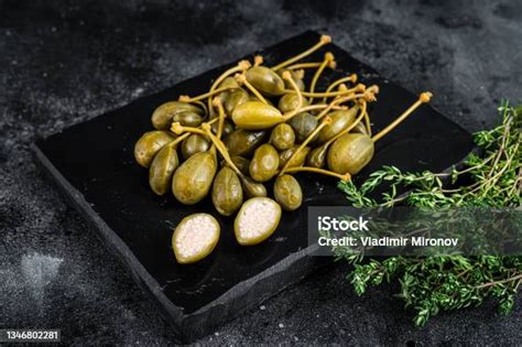 대리석 보드에 절인 통조림 케이퍼 검은 색 배경 위쪽 보기 0명에 대한 스톡 사진 및 기타 이미지 0명 건강한 식생활 검은색 Istock