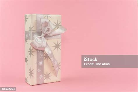 복사 공간이있는 분홍색 배경에 별과 회색 리본이있는 선물 상자 겨울에 대한 스톡 사진 및 기타 이미지 겨울 구 놀라움 Istock