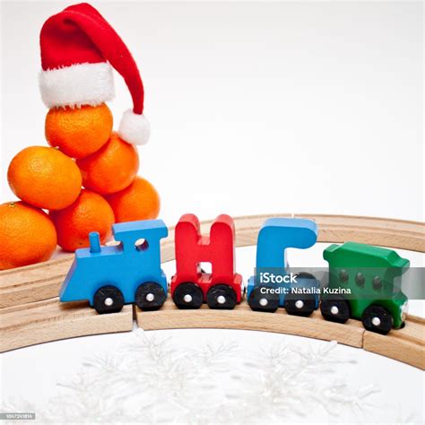 휴일 겨울 및 축 하 개념크리스마스 구성 러시아 나무 편지 기차 자동차 배경에 나무 철도 전나무 나무와 흰색 단어 새 해 복사 공간 놀기에 대한 스톡 사진 및 기타 이미지