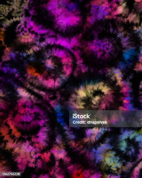 어두운 배경에 보라색과 밝은 파란색 나선형에 그려진 넥타이 염료 효과와 트렌디 한 추상 적 그림 홀치기 염색에 대한 스톡 벡터