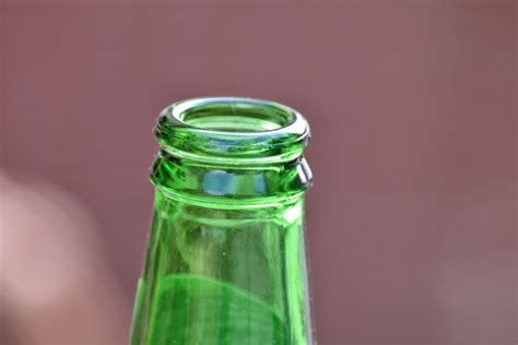 무료 사진 가 까이 서 녹색 노란 상단 유리 병 컨테이너 맥주 음료 정 빈