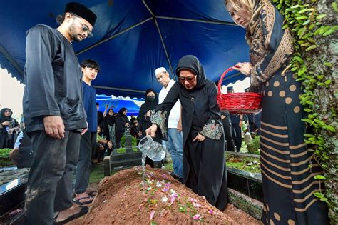 Former Igp Hanif Omar Laid To Rest At Bukit Kiara Cemetery Malay Mail