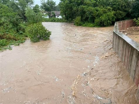 Всички екипи на Пожарната Община Враца и БКС са в Лиляче евакуират хора снимки
