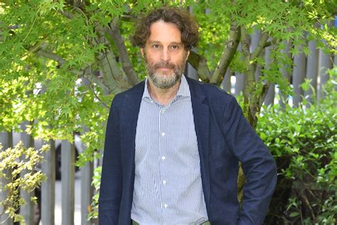 Chi è Massimo Olcese Lattore Nel Cast Di Rocco Schiavone